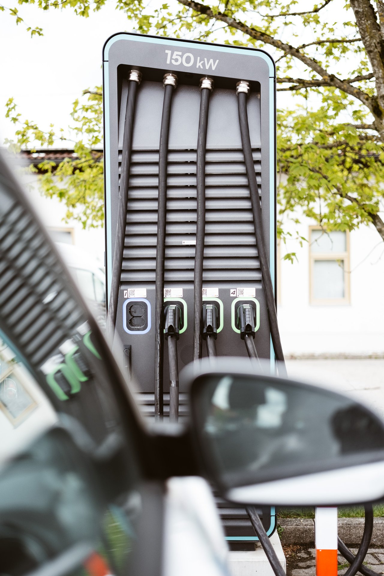 alpitronic hypercharger HYC150 Schnellladestation mit 2 CCS-Stecker (bis 150 kW, Eichrecht, 2x 5 ...