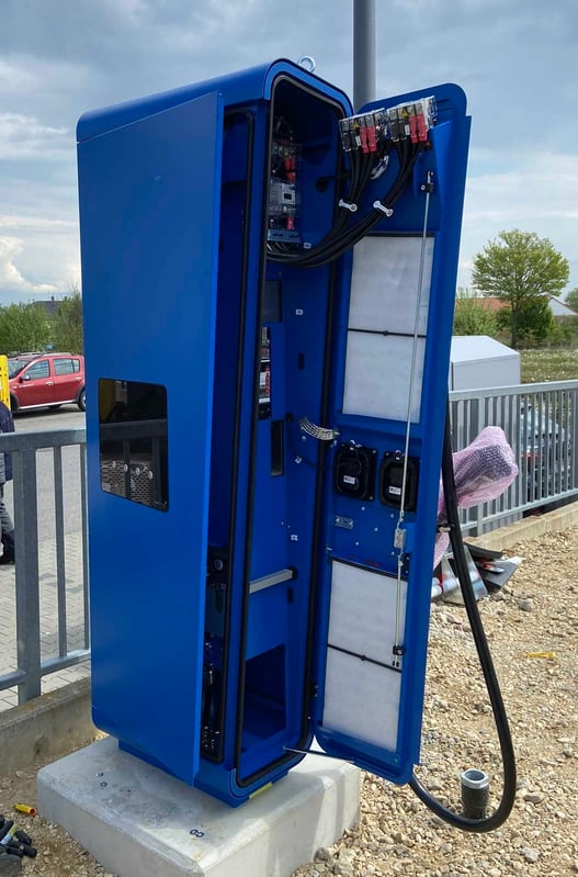 Alpitronic hypercharger HYC200 DC-Ladesäule mit bis zu 2 CCS-Steckern ...